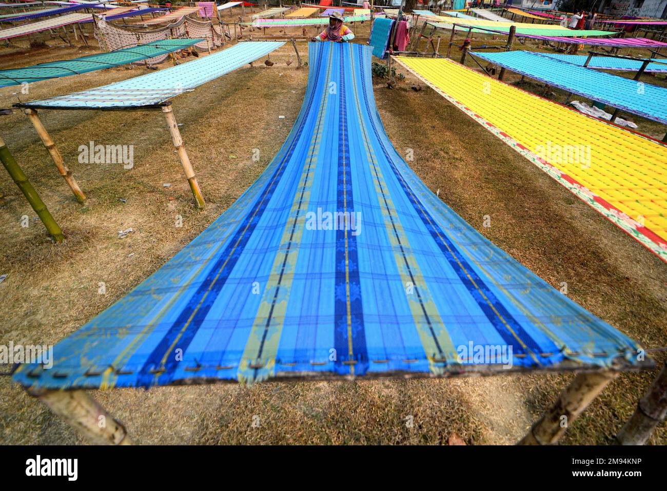 Shantipur, India. 14th Jan, 2023. A weaver seen polishing the threads ...