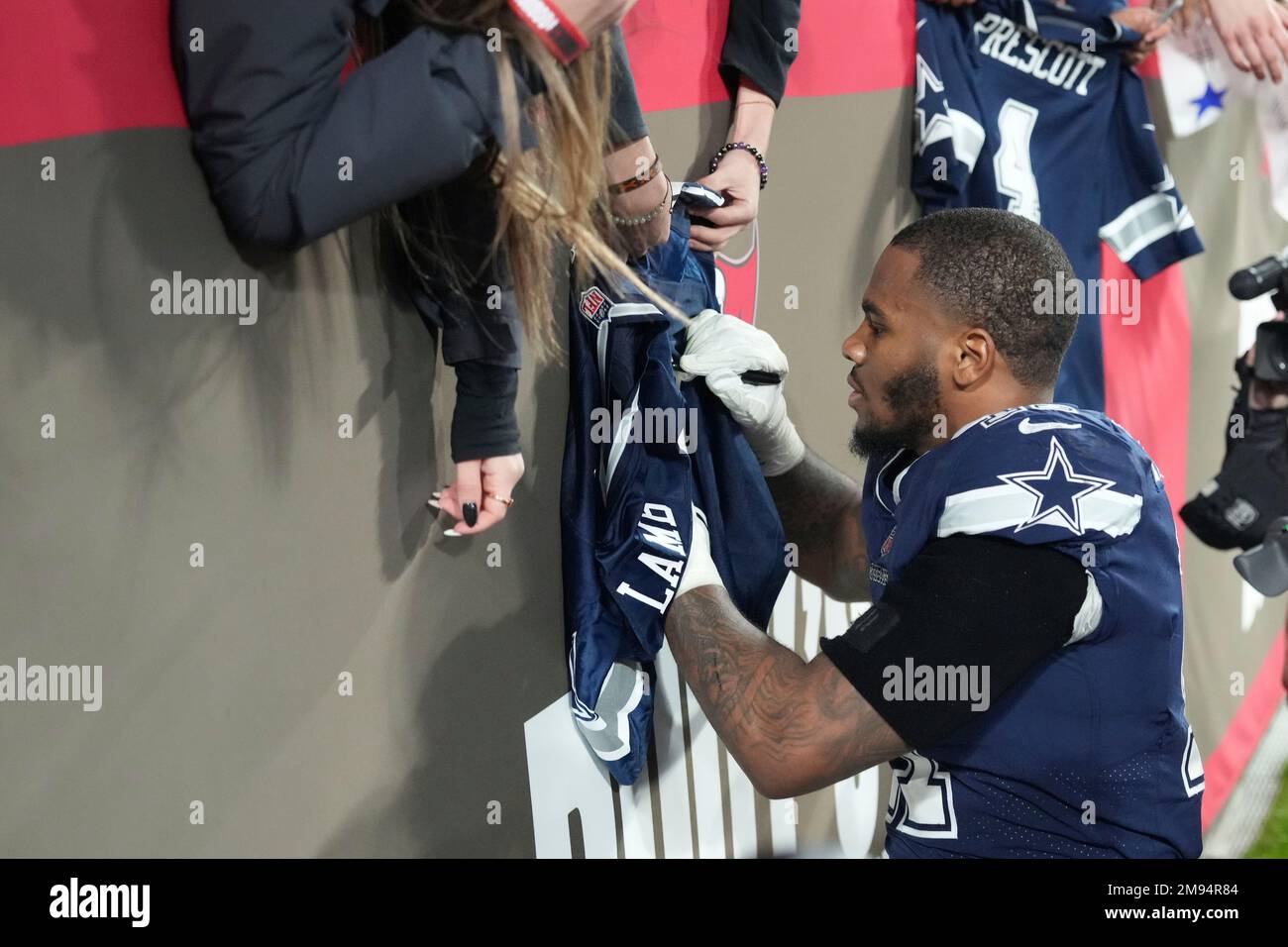 Dallas Cowboys linebacker Micah Parsons (11) signs autographs for ...