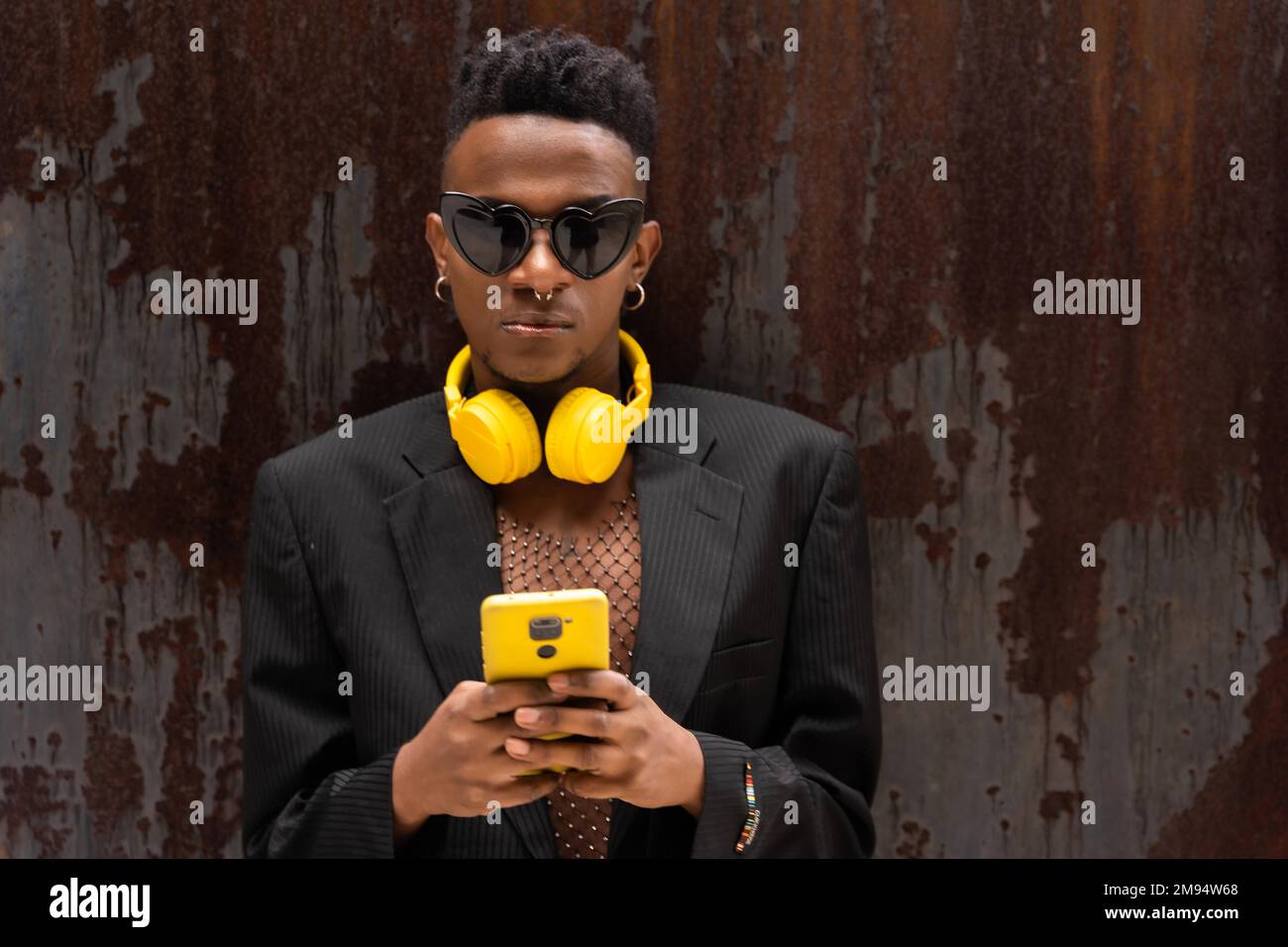 Black male headphones hi-res stock photography and images - Alamy