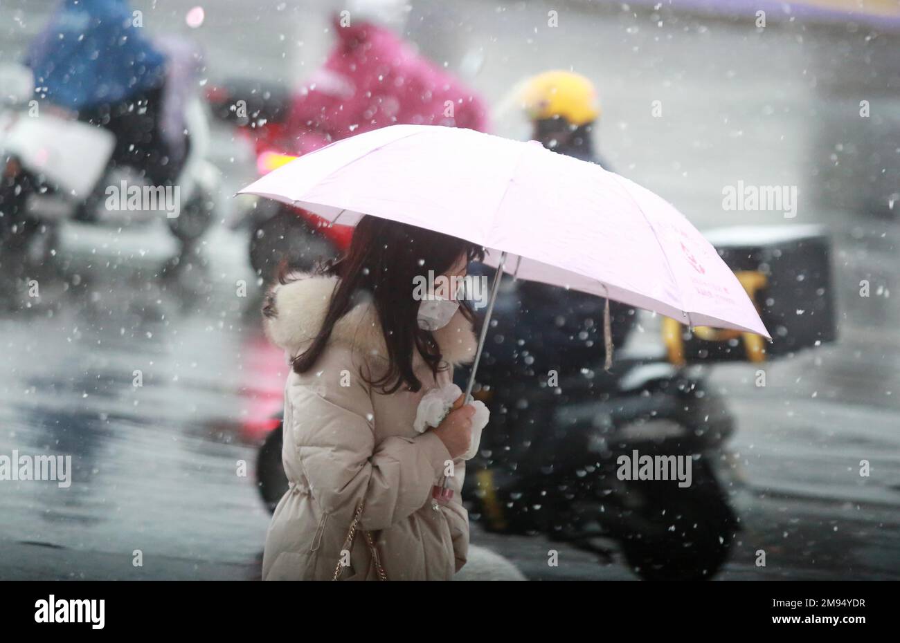 People go out in snow in Yangzhou City, east China's Jiangsu Province ...