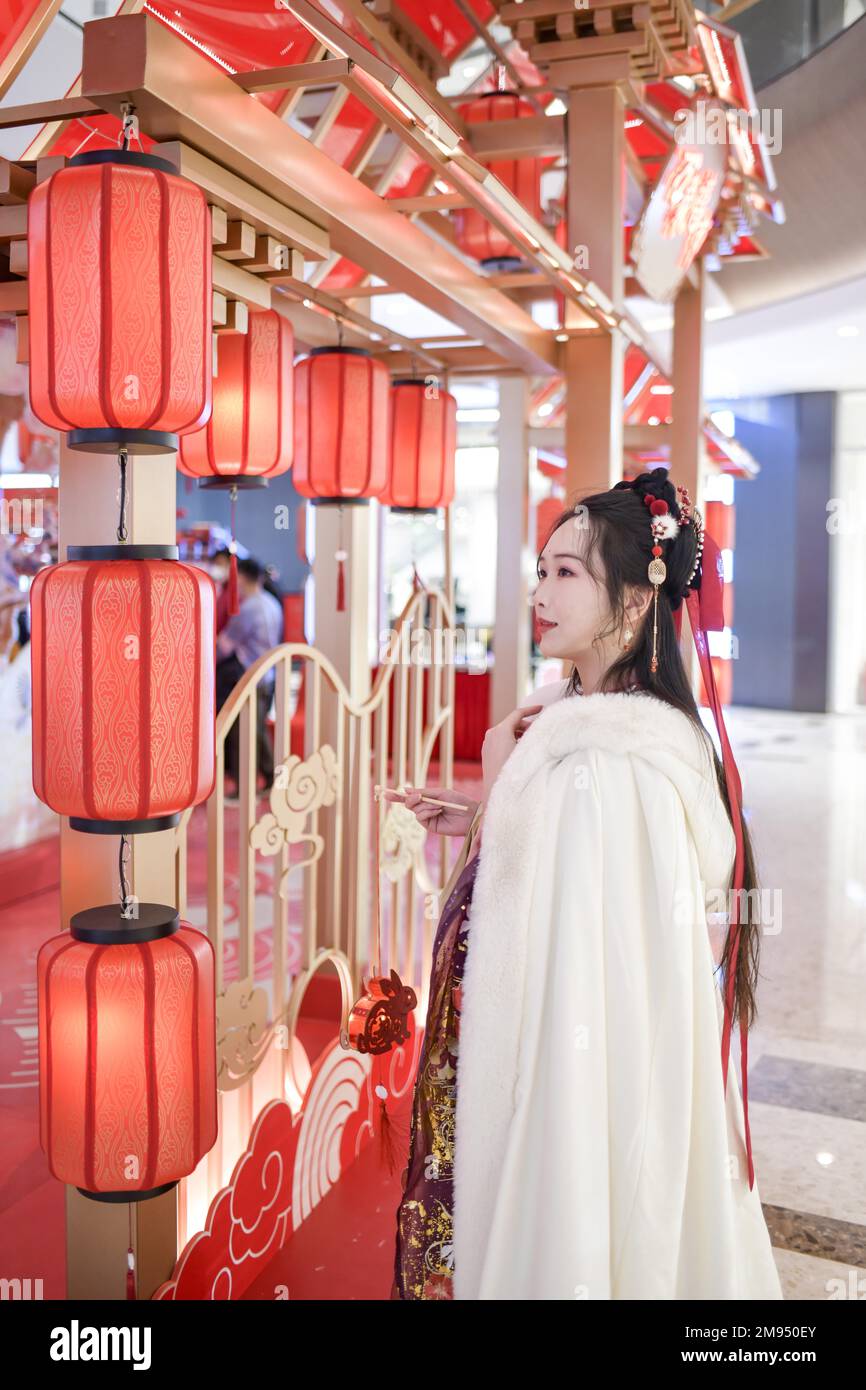 Hanfu show attracts people to feel the traditional culture in a ...