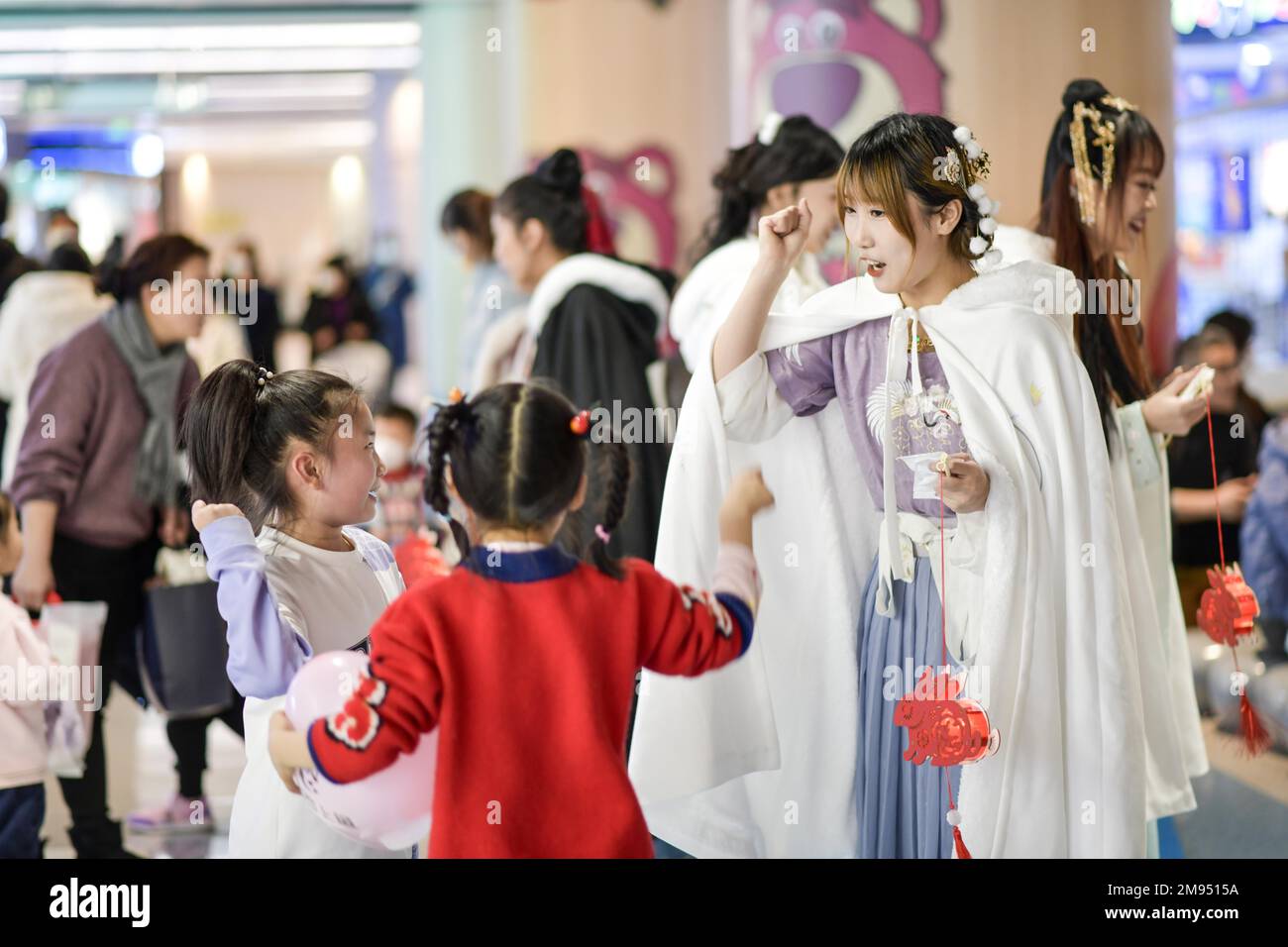 Hanfu show attracts people to feel the traditional culture in a ...