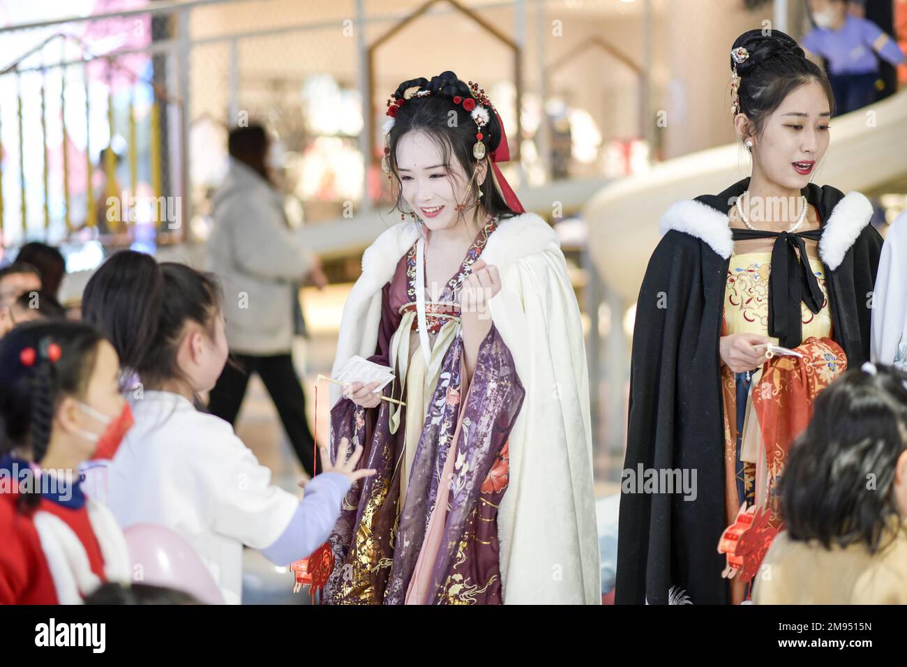 Hanfu show attracts people to feel the traditional culture in a ...