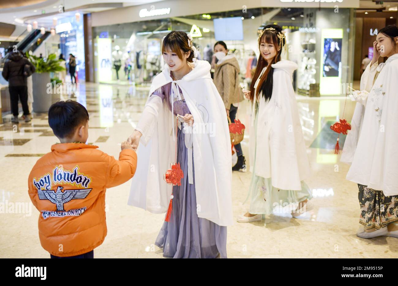 Hanfu show attracts people to feel the traditional culture in a ...