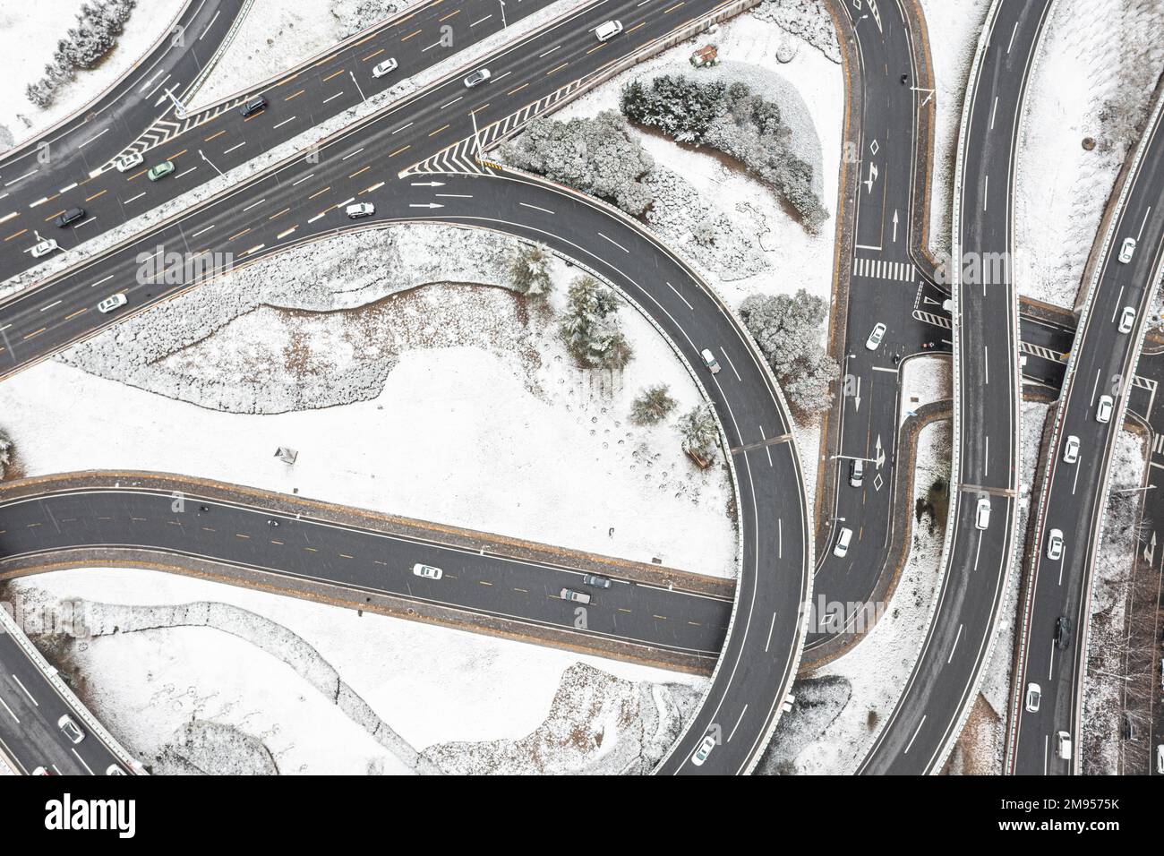 Aerial photo shows the first snow of the new year in Zhengzhou City ...