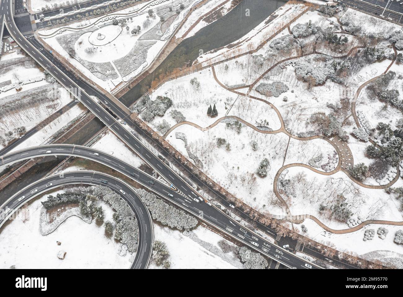 Aerial photo shows the first snow of the new year in Zhengzhou City ...