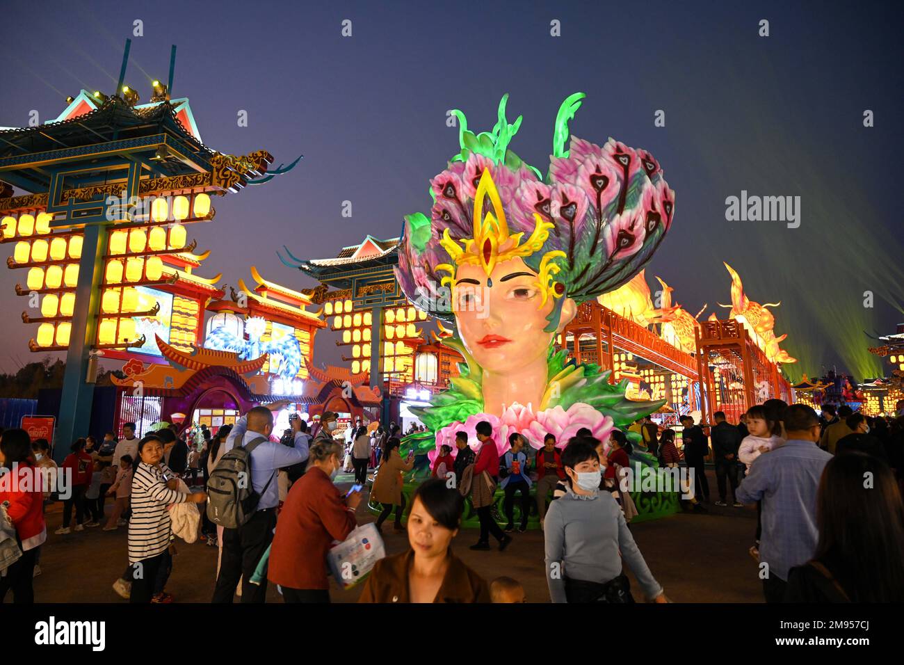 The "Nanning Night" block opens, attracting many people to visit in ...