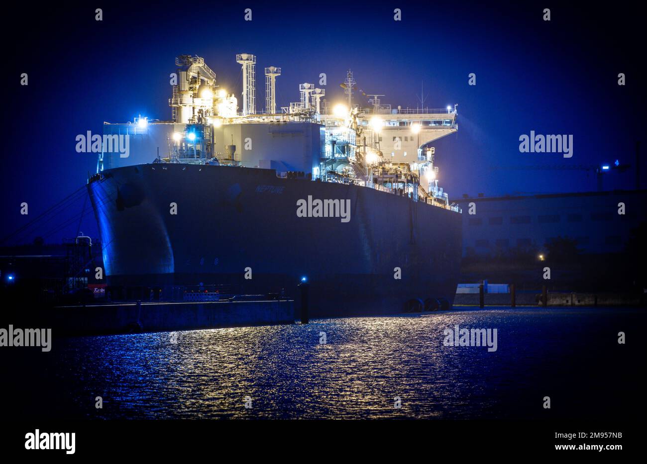 Lng processing vessel hi-res stock photography and images - Alamy