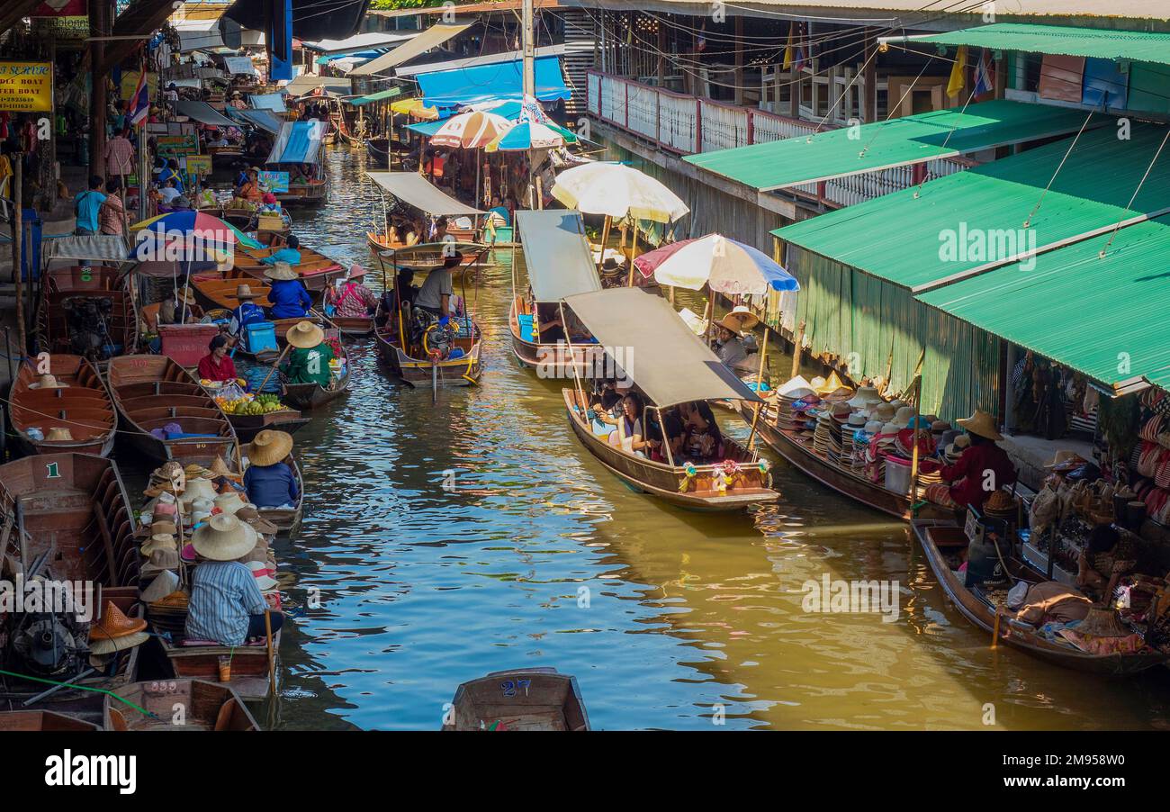 Floating Market on the Khlong, Damnoen Saduak, Ratchaburi Province ...