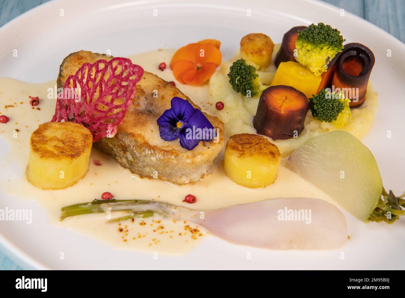 Recipe of cod steak, mashed potatoes and its farandole of vegetables ...