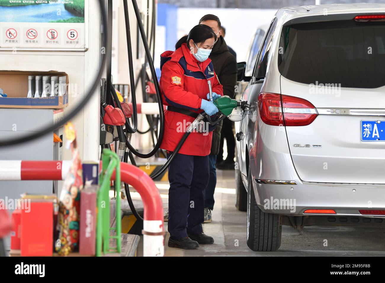 Car at a gas station hi-res stock photography and images - Alamy