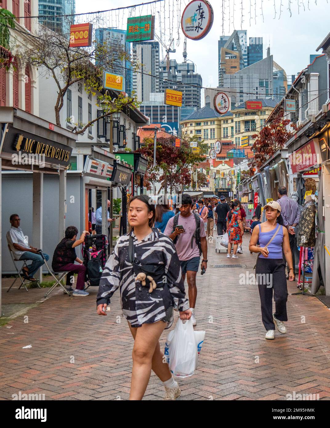 Shoppers in Temple Street Chinatown Singapore Stock Photo - Alamy