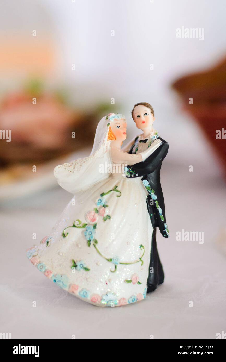 figurine dancing bride and groom Stock Photo - Alamy