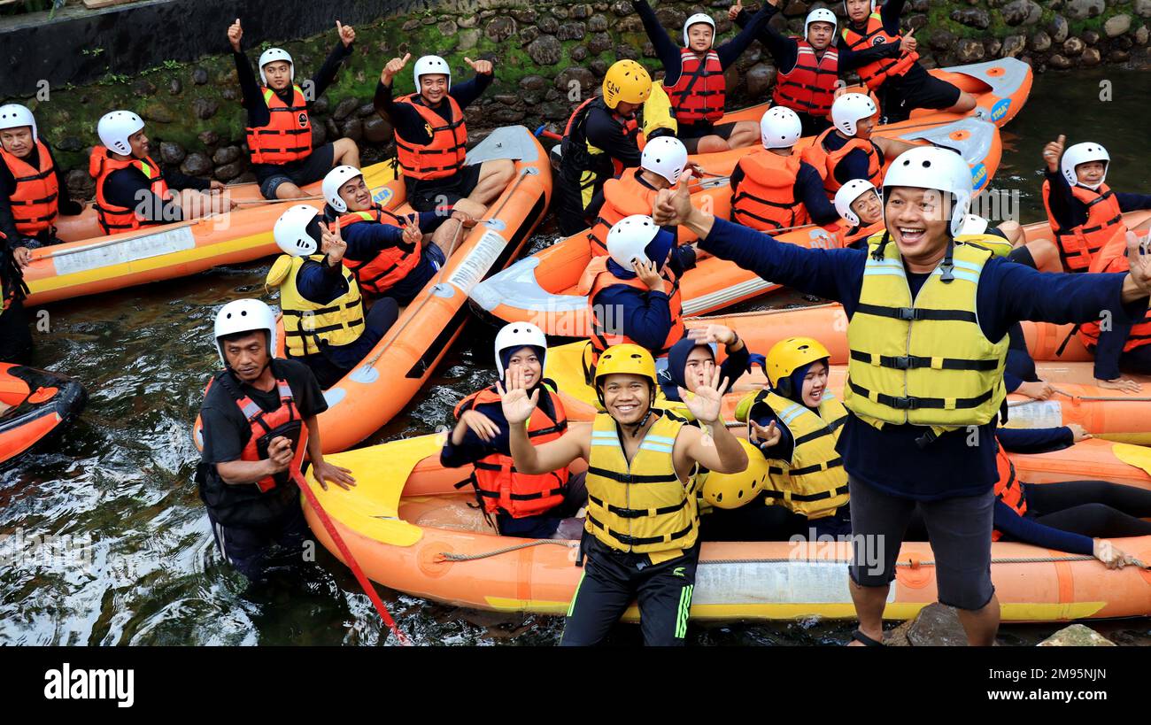 People wearing life jackets hi-res stock photography and images - Alamy