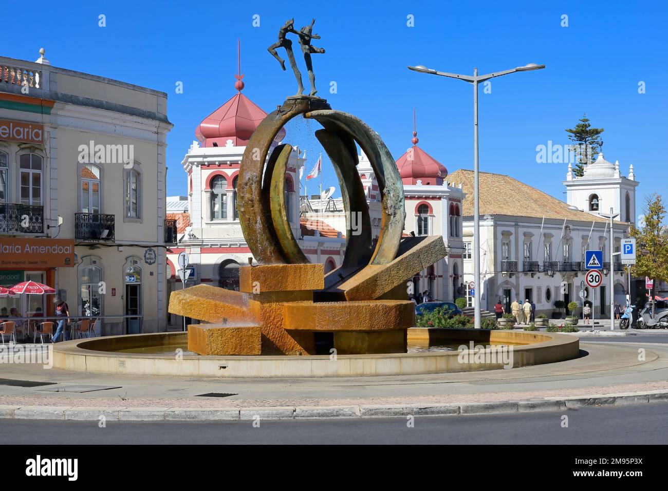 Roundabout with fountain hi-res stock photography and images - Alamy