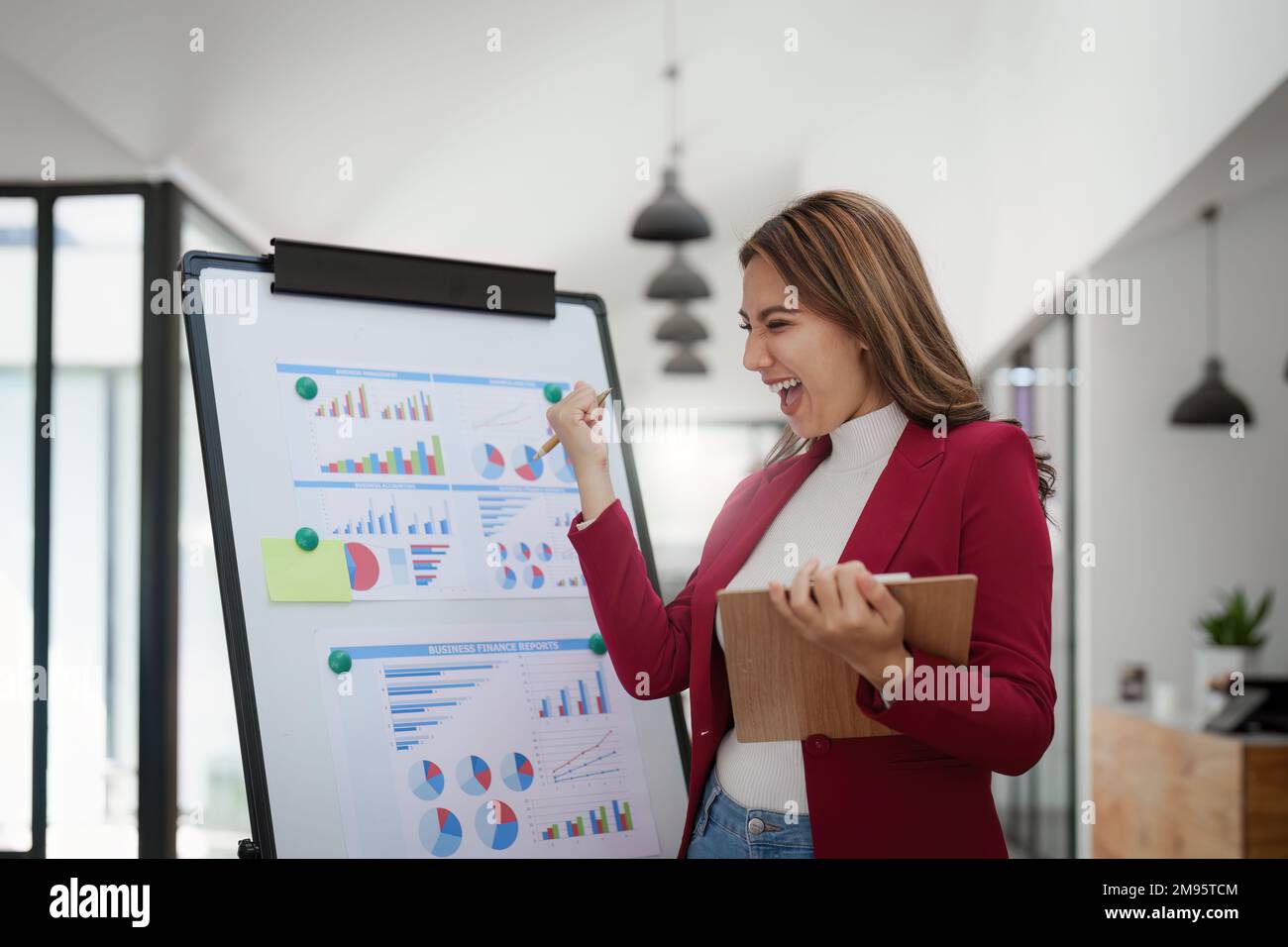 Asian business people happy to be successful partnership teamwork ...