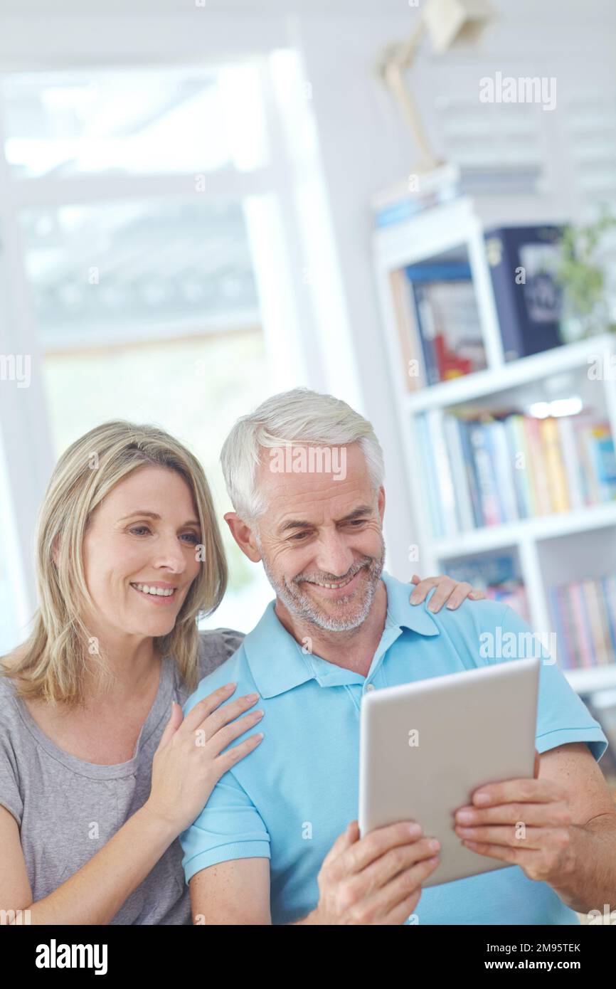 Couple search hi-res stock photography and images - Alamy