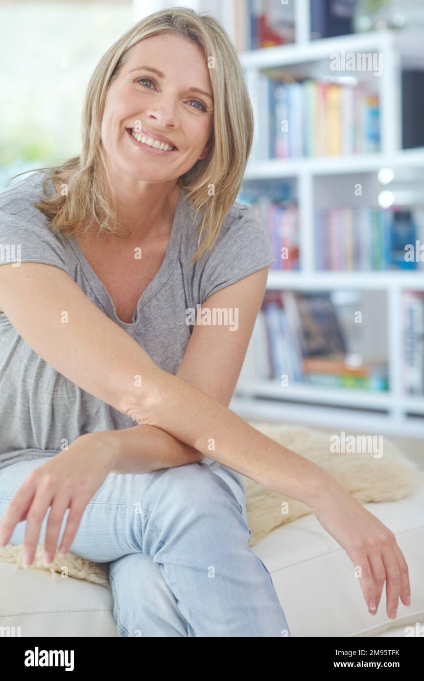 Woman relaxing sofa elegant hi-res stock photography and images - Alamy