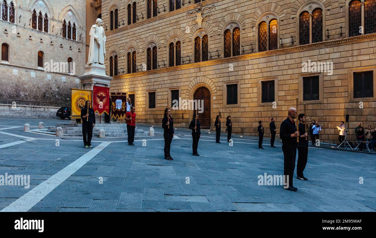 Sculpture sienna hi-res stock photography and images - Alamy