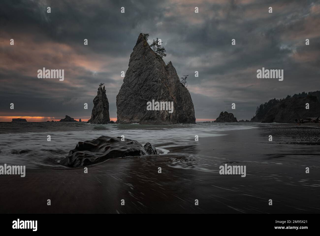 The cliffs at Rialto Beach on a cloudy day. Olympic National Park ...
