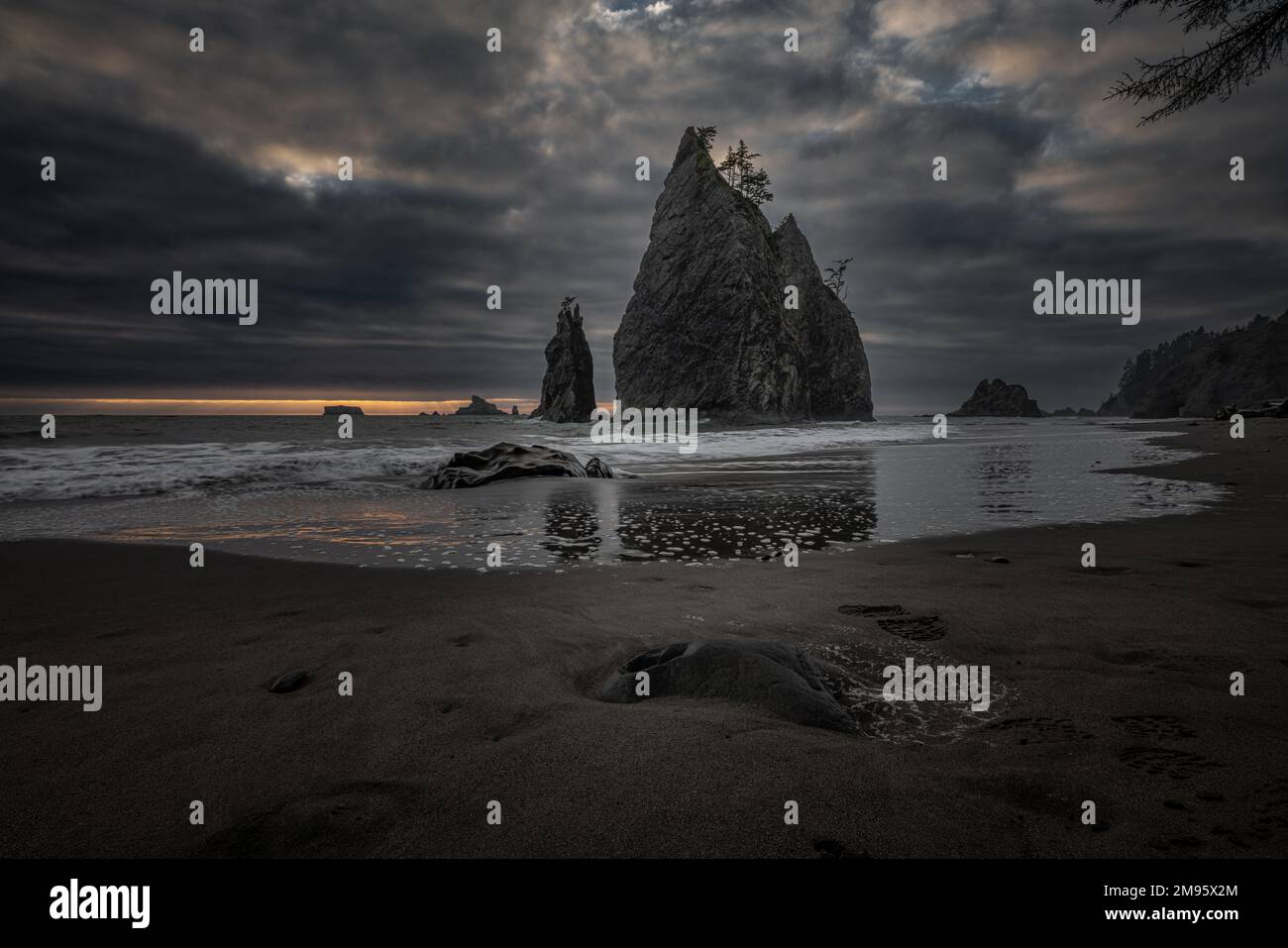 The cliffs at Rialto Beach on a cloudy day. Olympic National Park ...