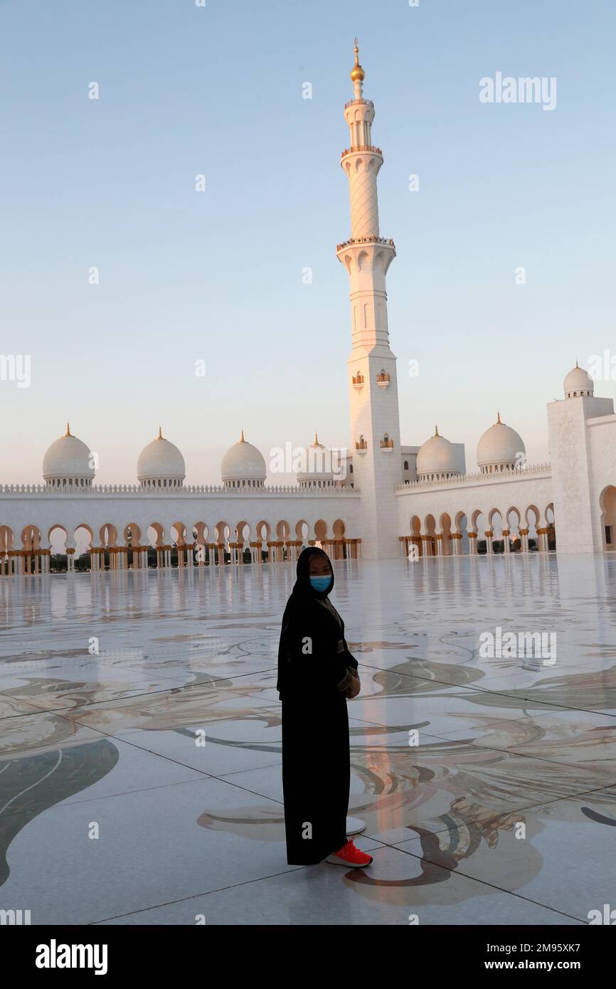 Sheikh Zayed Grand Mosque. Muslim woman wearing black abaya. Abu Dhabi ...