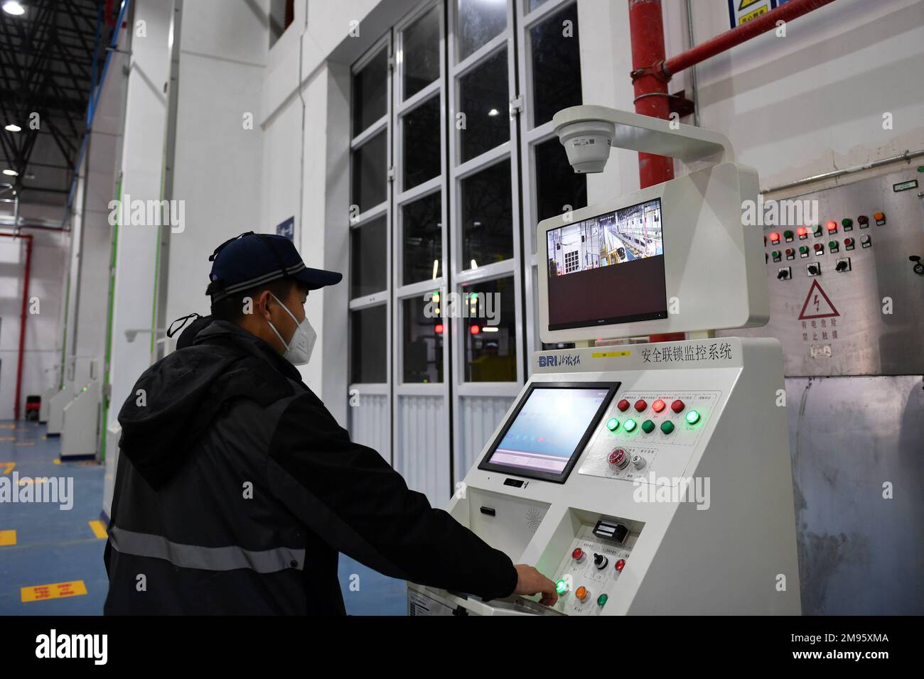 (230117) -- CHANGSHA, Jan. 17, 2023 (Xinhua) -- A staff member operates ...