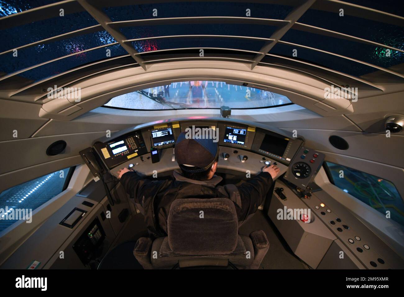 (230117) -- CHANGSHA, Jan. 17, 2023 (Xinhua) -- A staff member tests ...