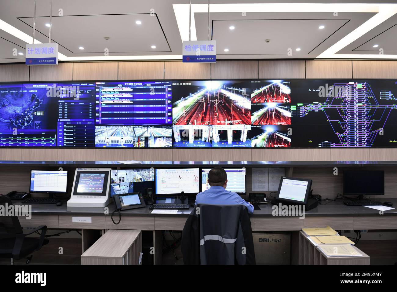 (230117) -- CHANGSHA, Jan. 17, 2023 (Xinhua) -- A staff member is on ...