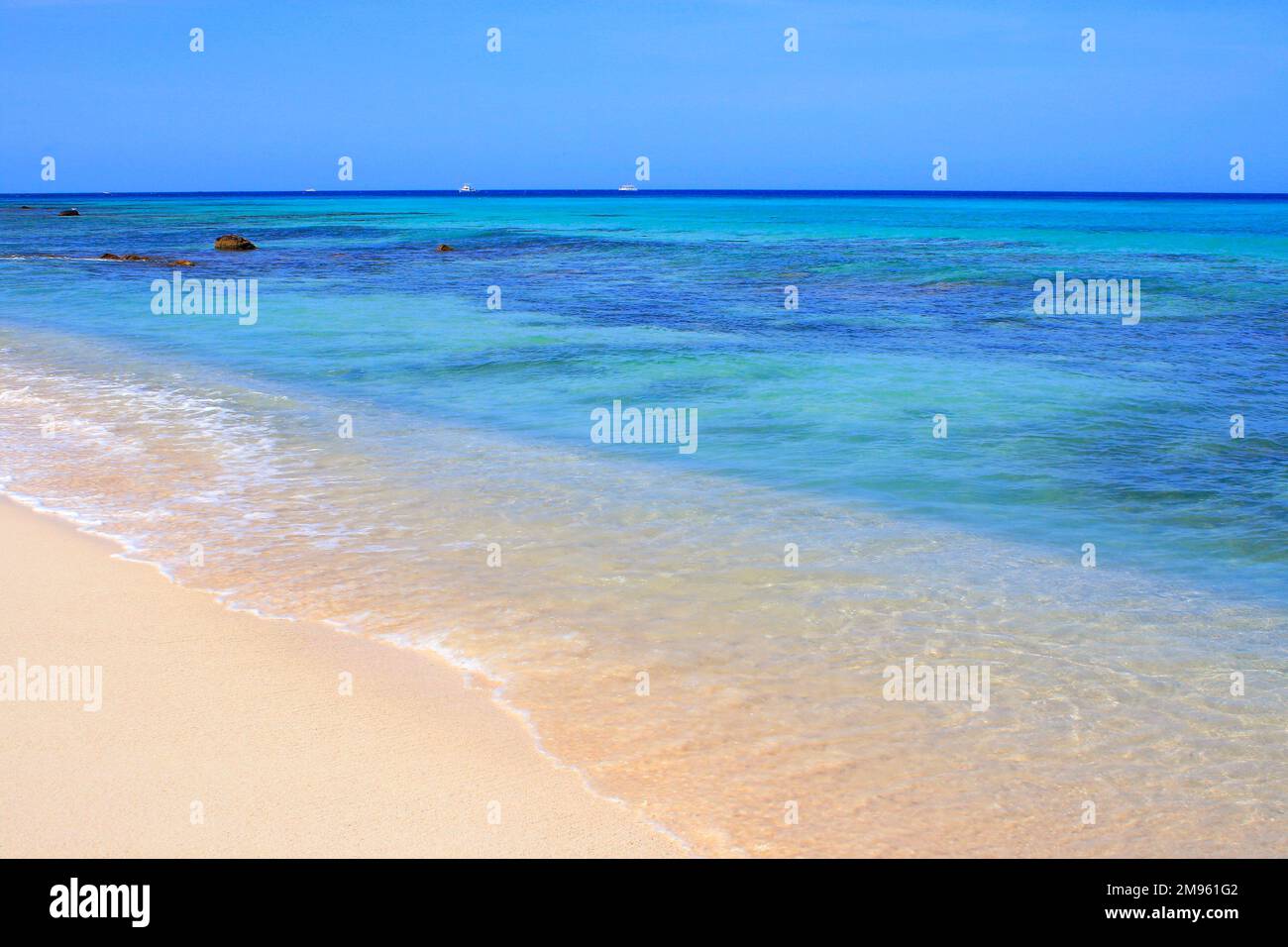 Secluded turquoise beach in Aruba, Caribbean Blue sea, Duth Antilles ...
