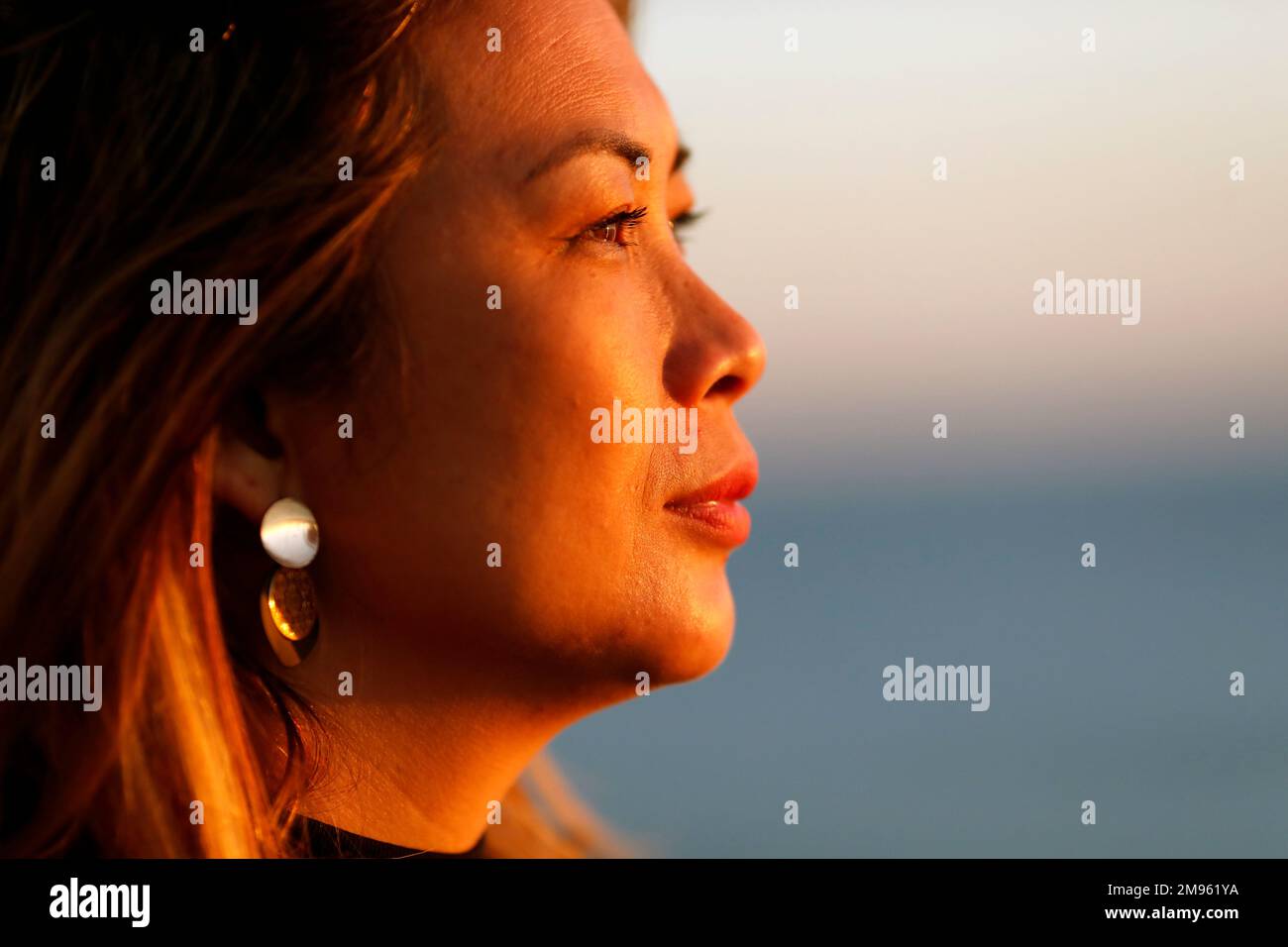 Profile view of silhouette woman standing outside during sunset Stock ...
