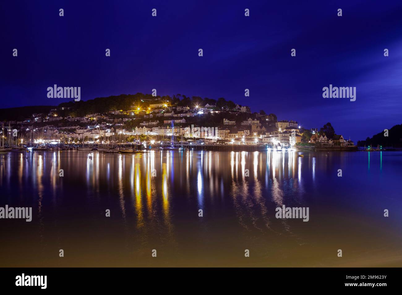 Night riverfront hi-res stock photography and images - Alamy