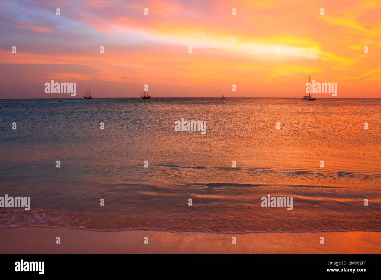 Secluded turquoise beach in Aruba, Caribbean Blue sea, Duth Antilles ...