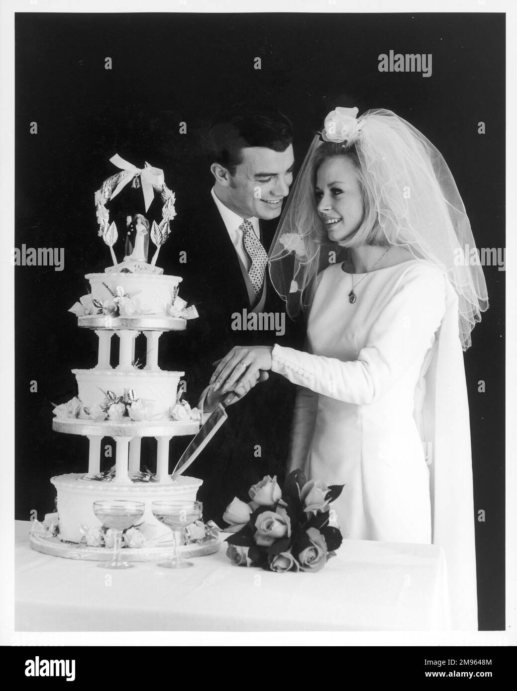 1960s wedding cake hi-res stock photography and images - Alamy