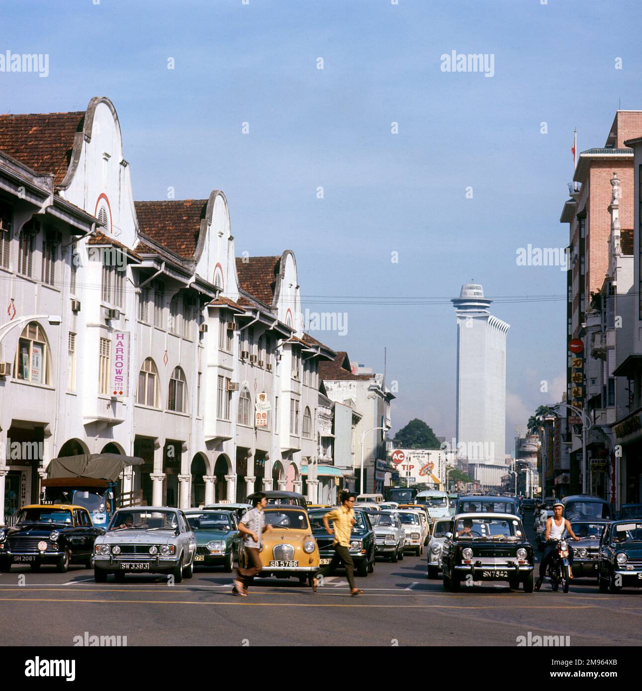 Singapore. Busy scene in Orchard Road, near the Mandarin Hotel Stock ...