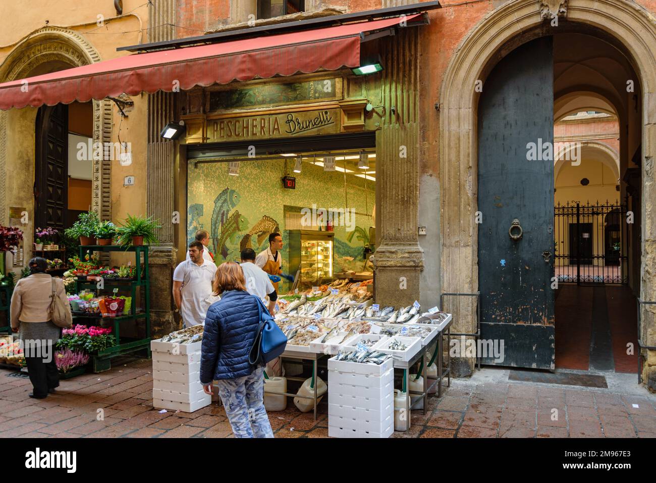 A popular fish stall in the streets of Bologna, Italy Stock Photo - Alamy