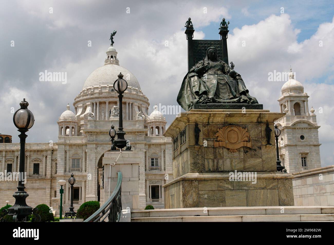 The Victoria Memorial in Kolkata (Calcutta), India, with a statue in ...