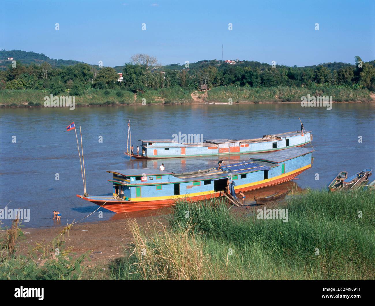 View across the Mekong River at Chiang Khong, Thailand, with Laos in ...