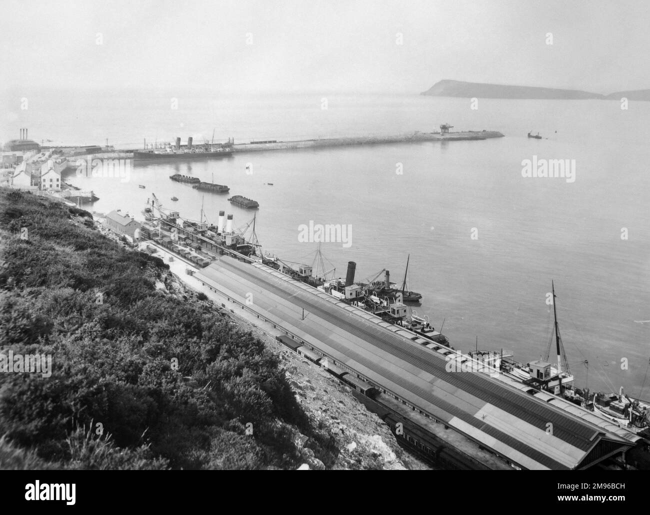 Fishguard harbour railway station hi-res stock photography and images ...