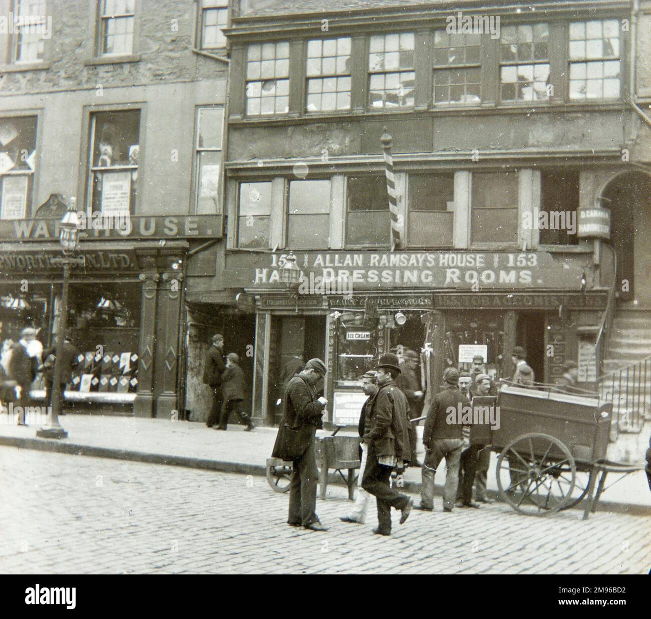 A street scene in the Royal Mile, Edinburgh, Scotland, showing people ...
