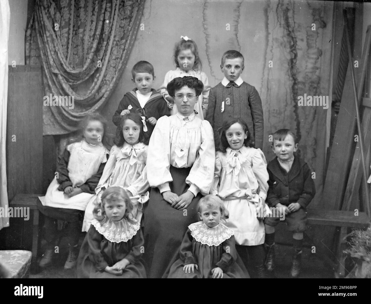 A woman with nine children, posing for a group photo in the ...
