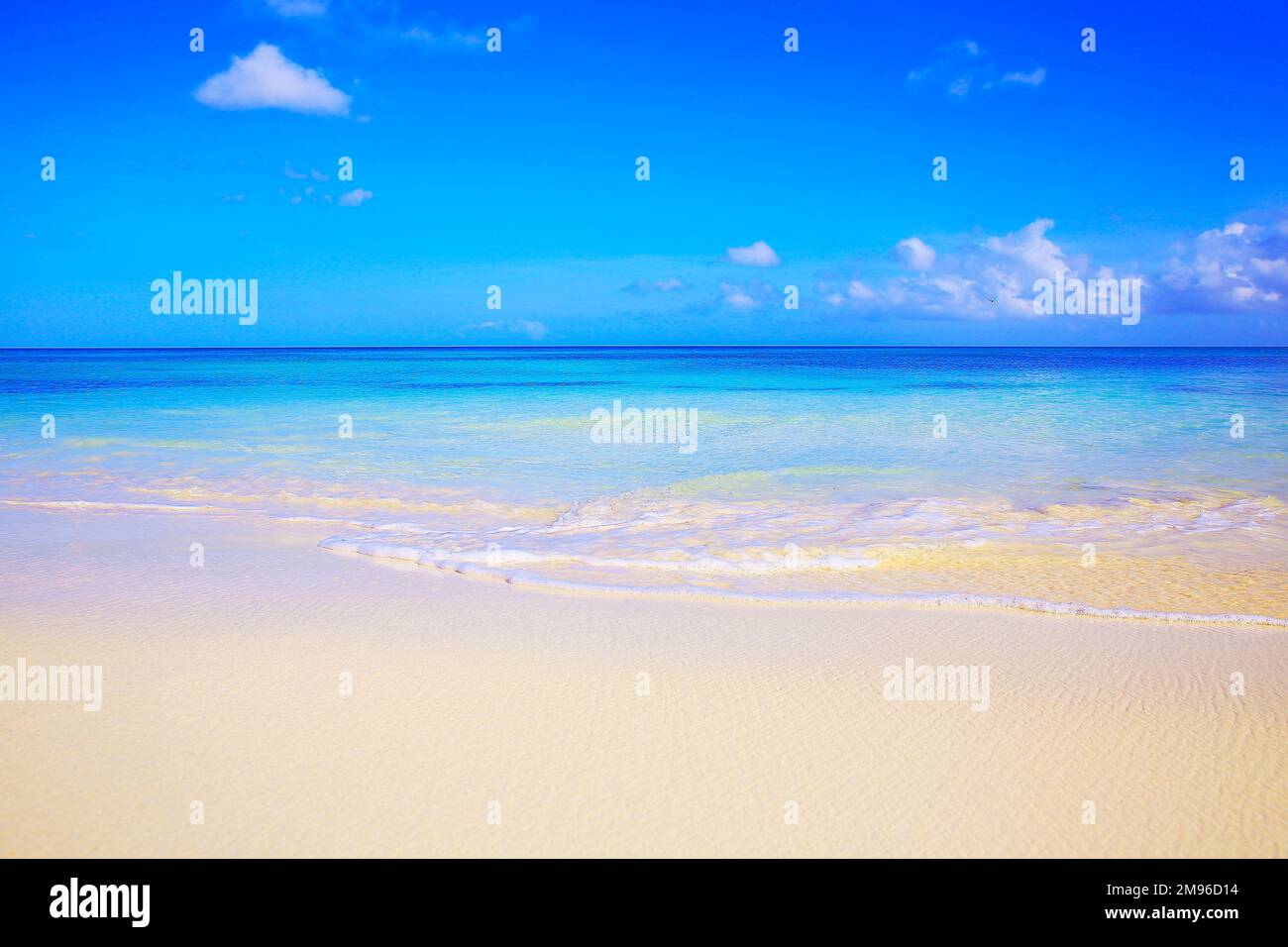 Secluded turquoise beach in idyllic Aruba, Caribbean Blue sea, Duth ...
