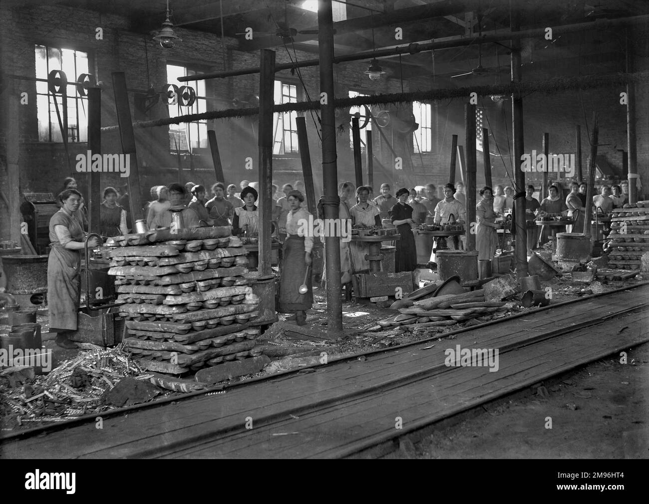 WW1 - A large group of female manual workers in a factory producing ...
