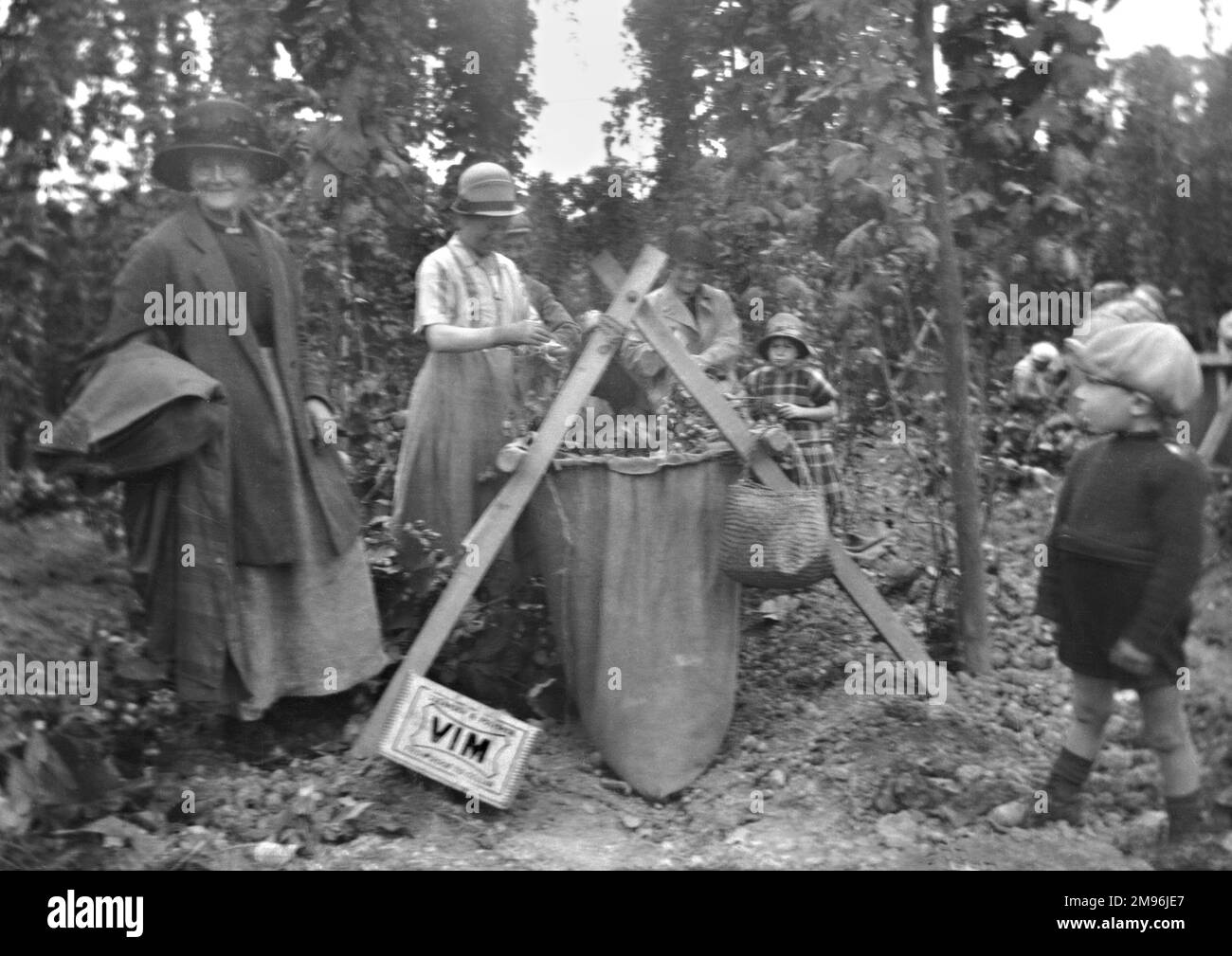 Kent hop pickers hi-res stock photography and images - Alamy