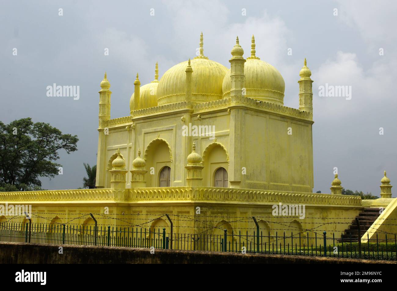 India - West Bengal - Murshidabad:The 'Yellow Mosque' Stock Photo - Alamy