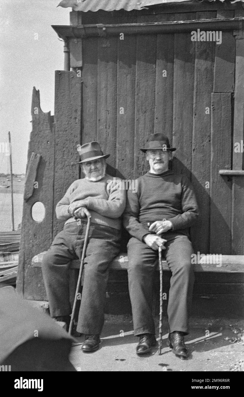 Two men sitting on a bench hi-res stock photography and images - Alamy