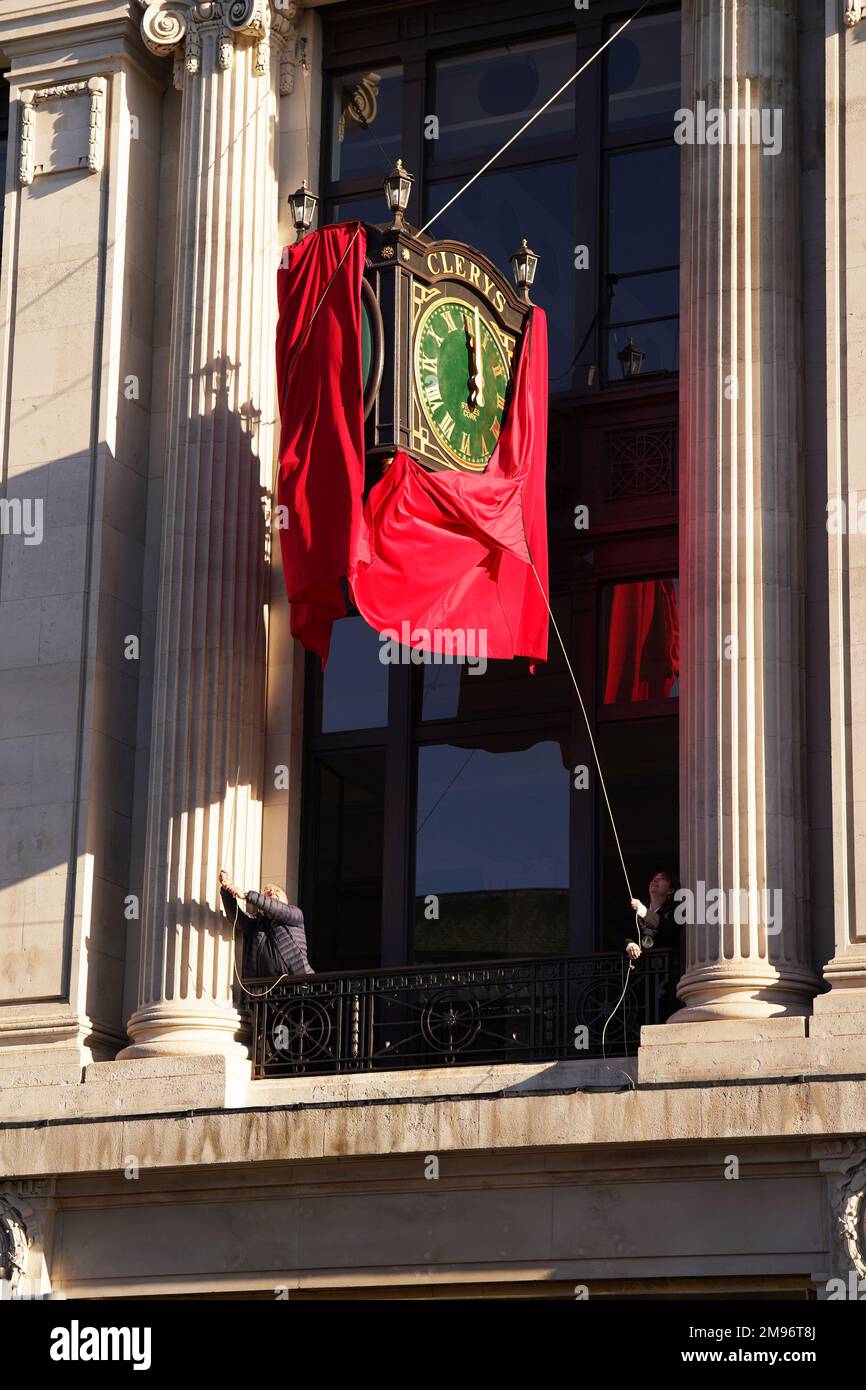 The Lord Mayor of Dublin Caroline Conroy and horologist Philip Stokes ...