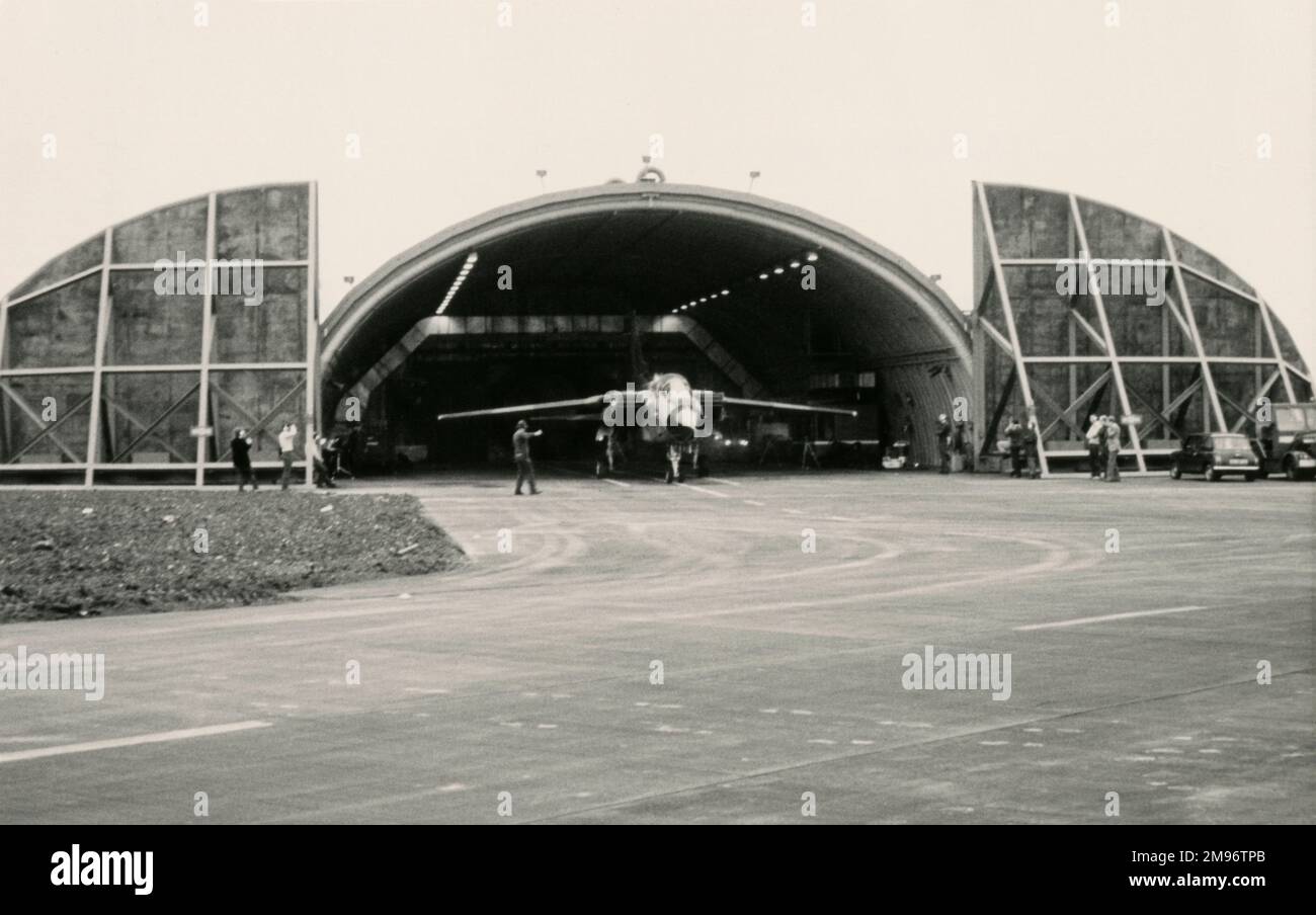 Aircraft shelter hi-res stock photography and images - Alamy