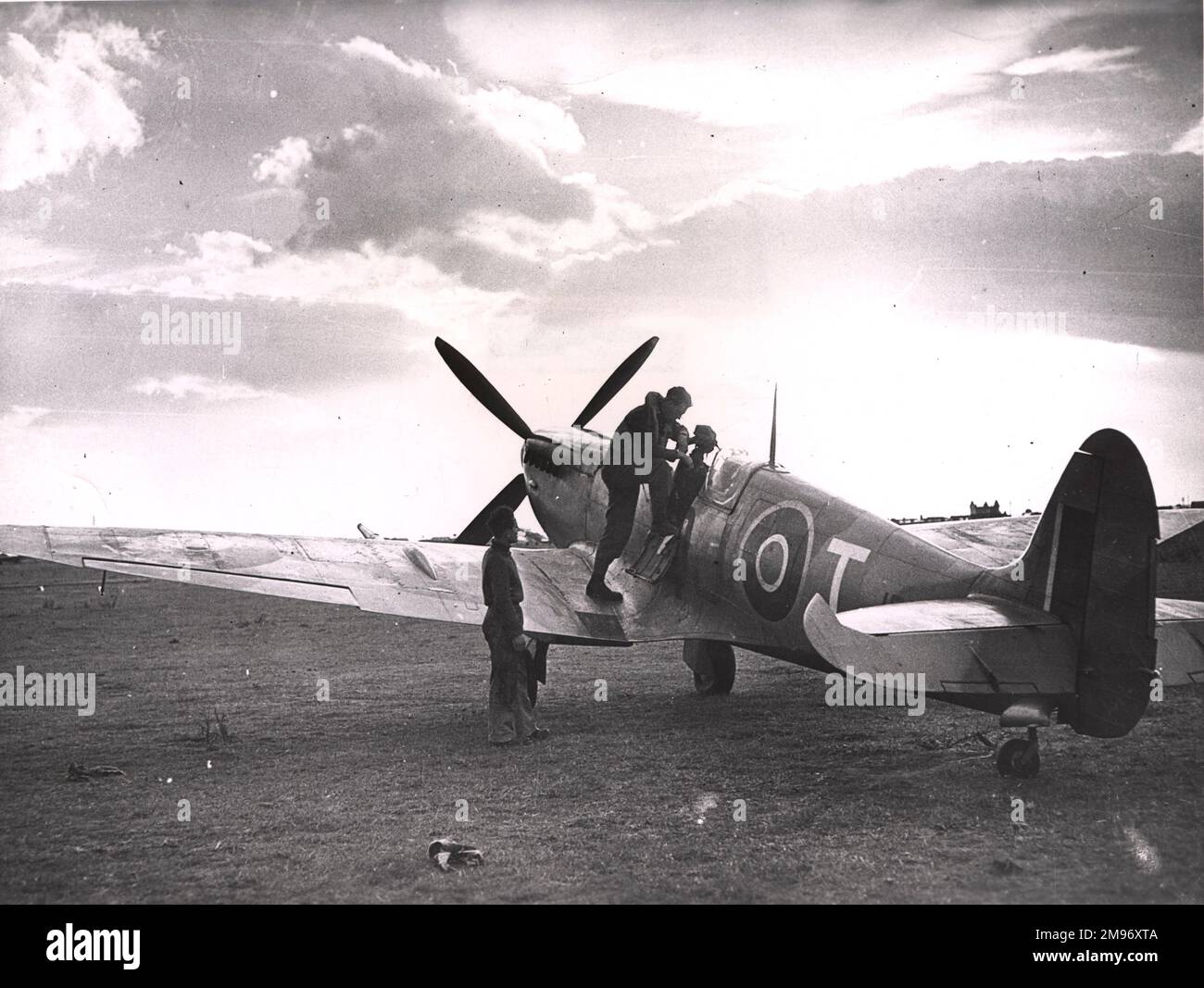 A pilot is about to climb into his Supermarine Spitfire IX Stock Photo ...