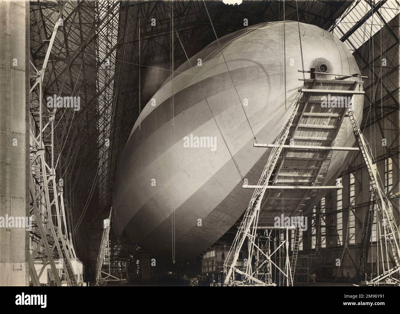 Aeroplane airship under construction for hi-res stock photography and images - Alamy